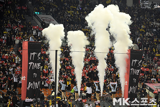 금요일 밤, KT 위즈파크로 집결…개시 네 시간 반 전 KT-LG 3차전 매진→KS 열기 이 정도다! PS 누적 관중 22만명 돌파 [KS3]