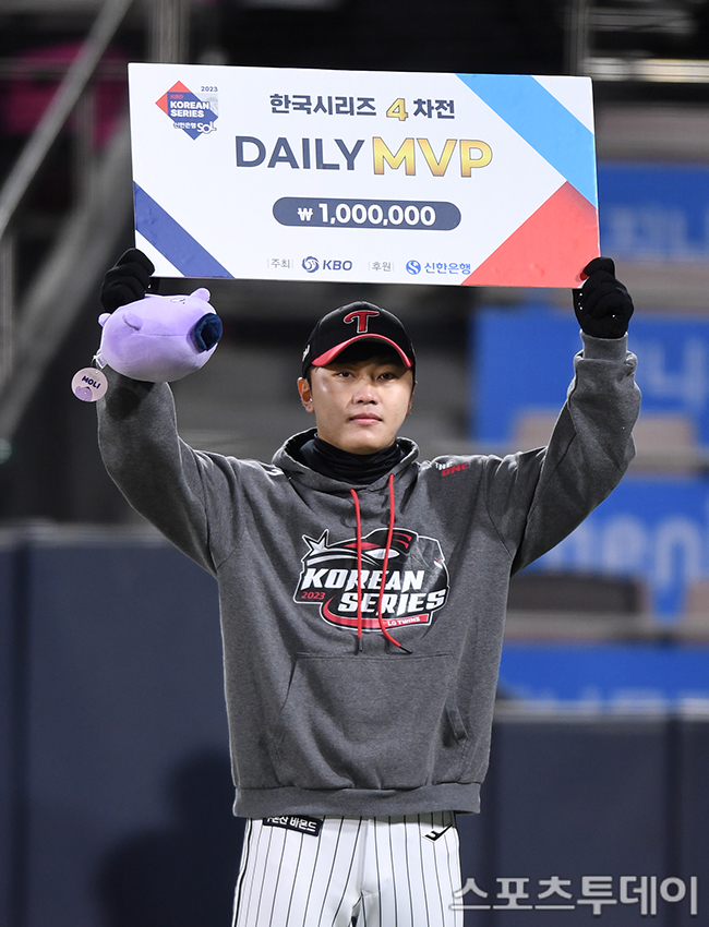 'KS 4차전 MVP' LG 김윤식 "공 하나하나 최선을 다해 던졌다"