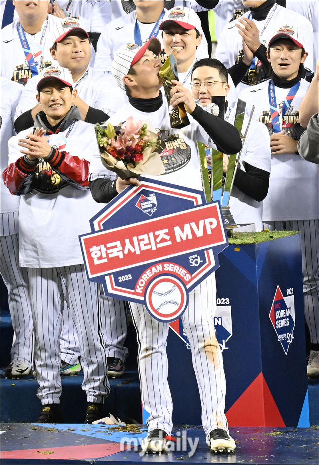 마침내 롤렉스 시계 주인을 찾았다→오지환 품으로 "많은 사람들이 볼 수 있도록 전시했으면"