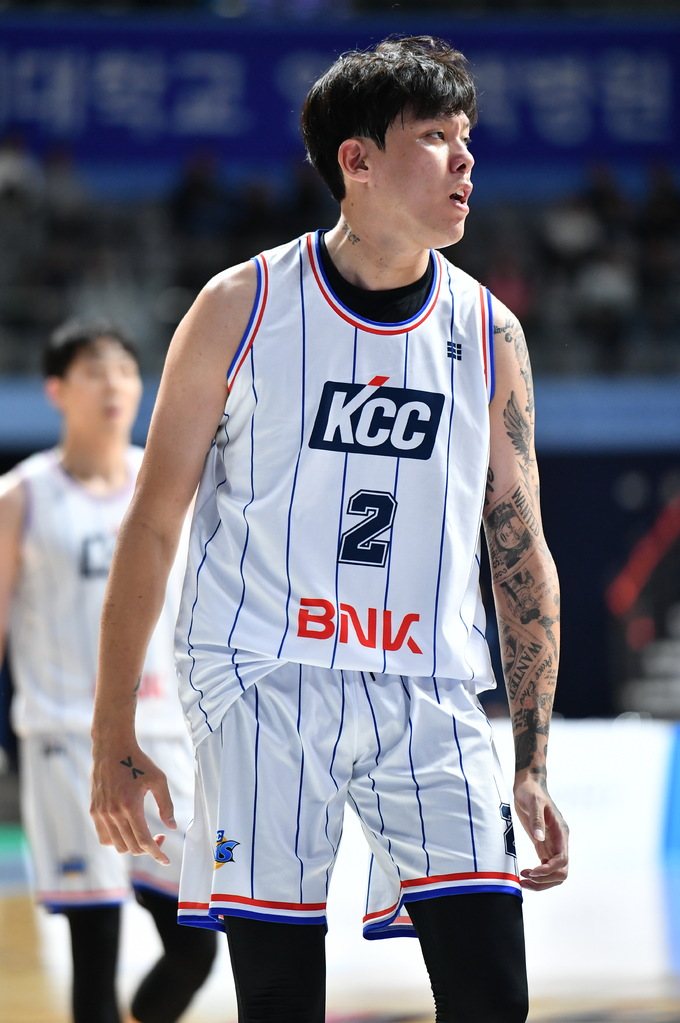 ‘양강’의 예상 밖 부진… ‘송교창·안영준 제대’ KCC·SK 반등할까