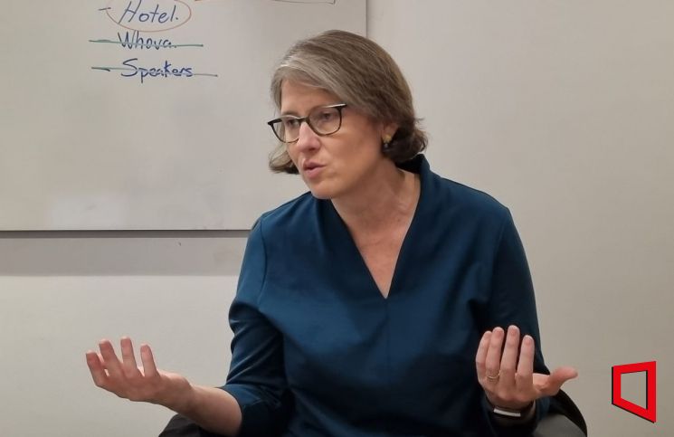 "허위정보와 싸울 책무, 정부에게도 있다"