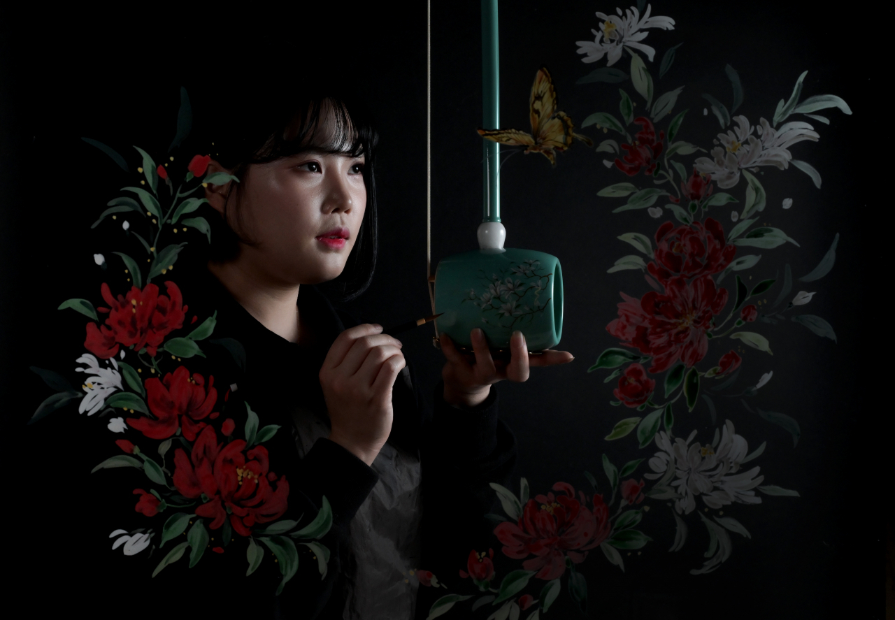 [Eye Plus] Korean traditional painter helps haegeum blooms