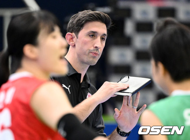 5연패 위기에 빠진 정관장, 13전 전승 페퍼저축은행 상대 "오늘은 무조건 이겨야 한다"