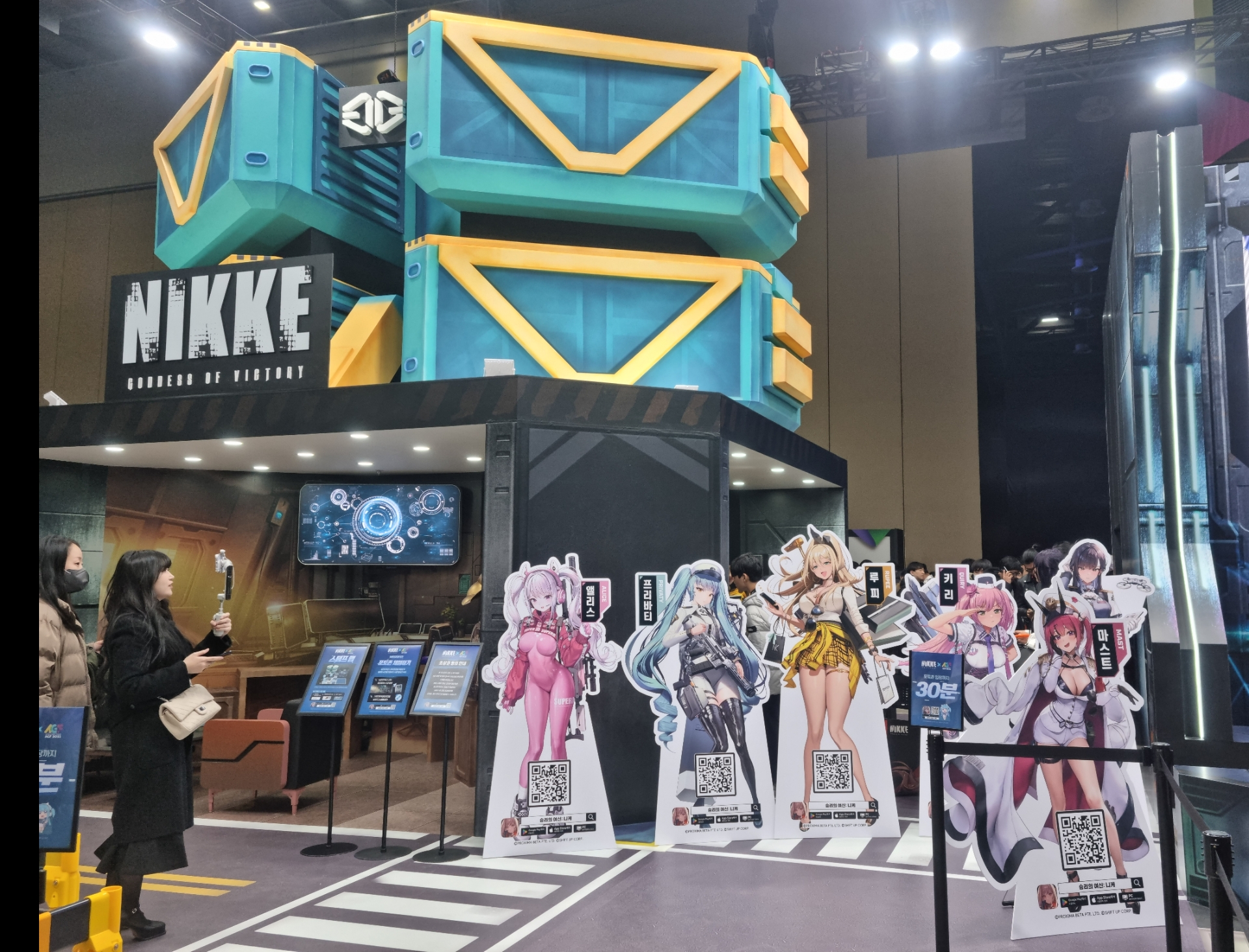 승리의 여신: 니케, 'AGF 2023' 미녀 코스어들로 방문객 '시선 집중'
