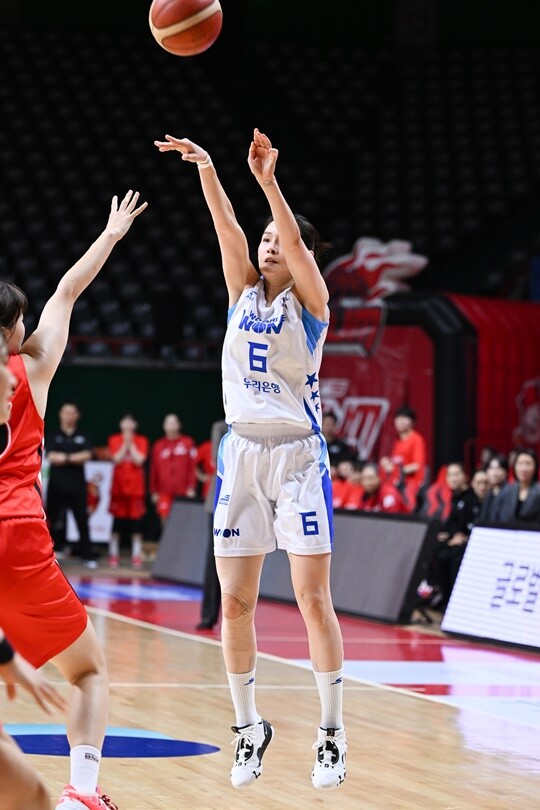 [BK 리뷰] 3점 터진 우리은행, BNK 손쉽게 격파 … 8승 1패로 단독 선두