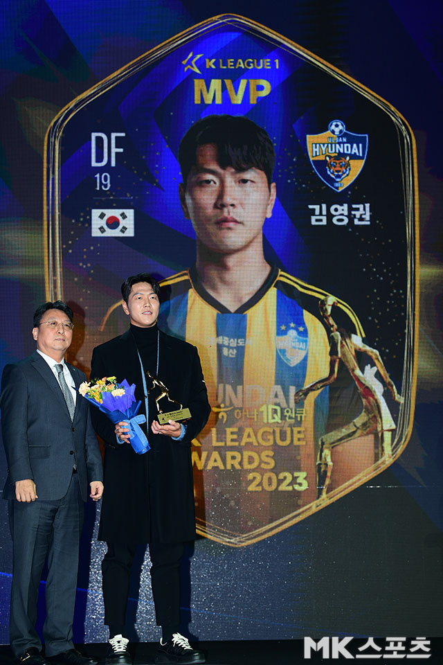 ‘국대 수비수’ 김영권, 첫 K리그1 MVP 선정…홍정호 이후 2년 만에 수비수 MVP [K리그 대상 시상식]