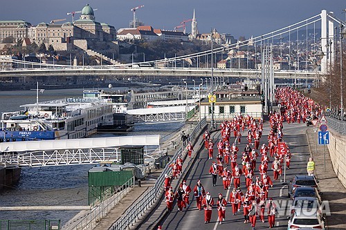HUNGARY-BUDAPEST-SANTA RUN