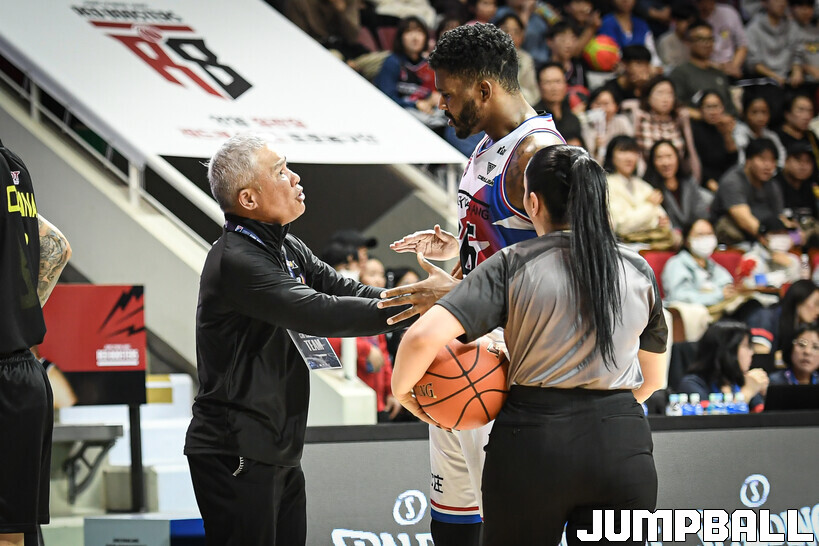 [JB포토] EASL, 거칠게 대화나누는 레이예스 총감독과 정관장 대릴 먼로