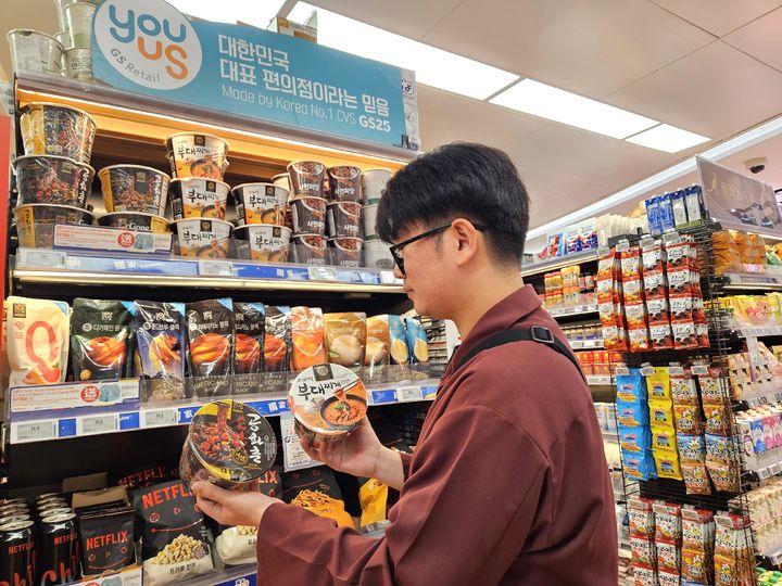 GS25, PB 용기면 매출 싹쓸이에 수출까지 '흥행'