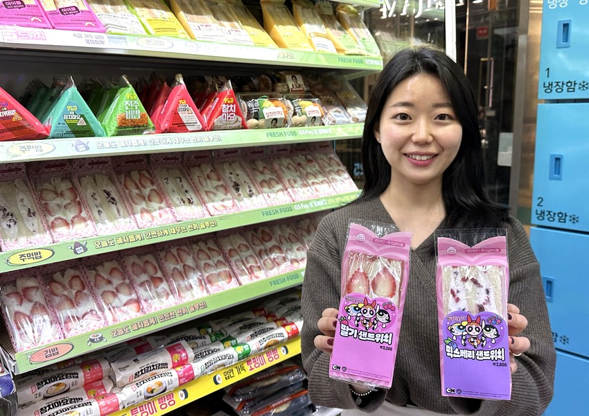 2000만개 팔린 인기템…GS25, 딸기샌드위치 한정출시