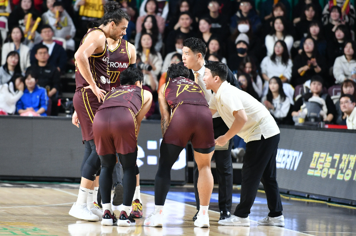 하윤기 봉쇄법 질문에 LG 조상현 감독의 당찬 발언 "2R MVP는 마레이"