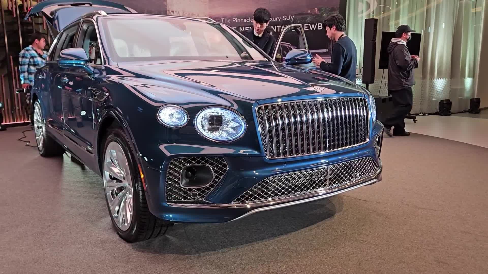 벤틀리 벤테이가 EWB 국내 출시… “최고급 전용기 같은 뒷좌석”