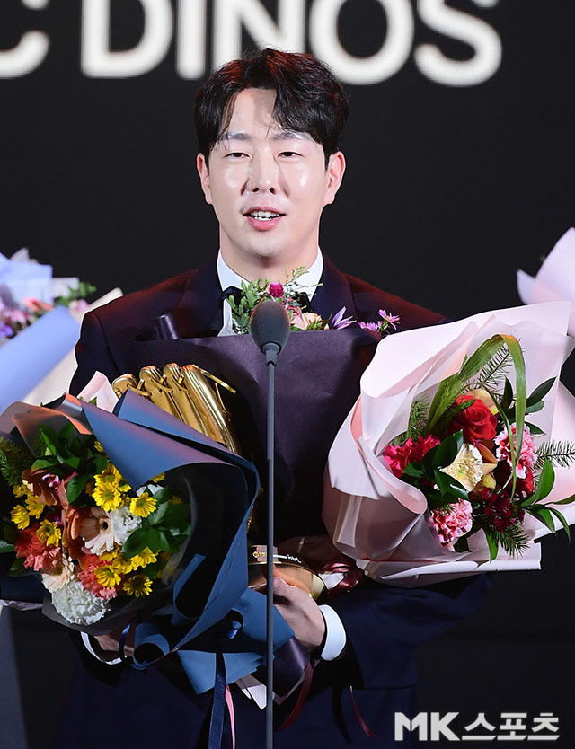 데뷔 첫 GG와 마주한 NC 베테랑 외야수 “꼭 받고 싶었다…당연히 박건우가 수상하는 상 됐으면” [MK인터뷰]