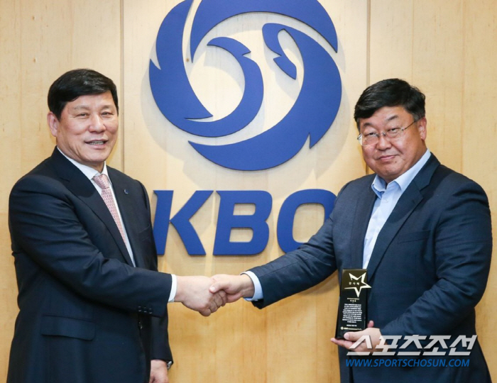 28년 동행 확정. KBO 2027년까지 포카리스웨트 공식 음료 스폰서십 계약. 동아오츠카 박철호 대표에게 감사패 전달
