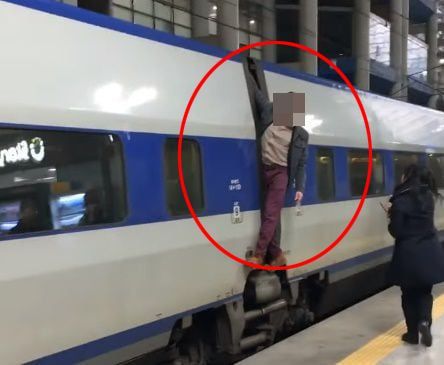 "나 티켓 있어요"…출발하려는 KTX에 매달린 외국인