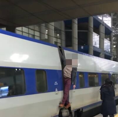 “나 태워줘”...외국인 승객, 광명역서 달리는 KTX에 매달려