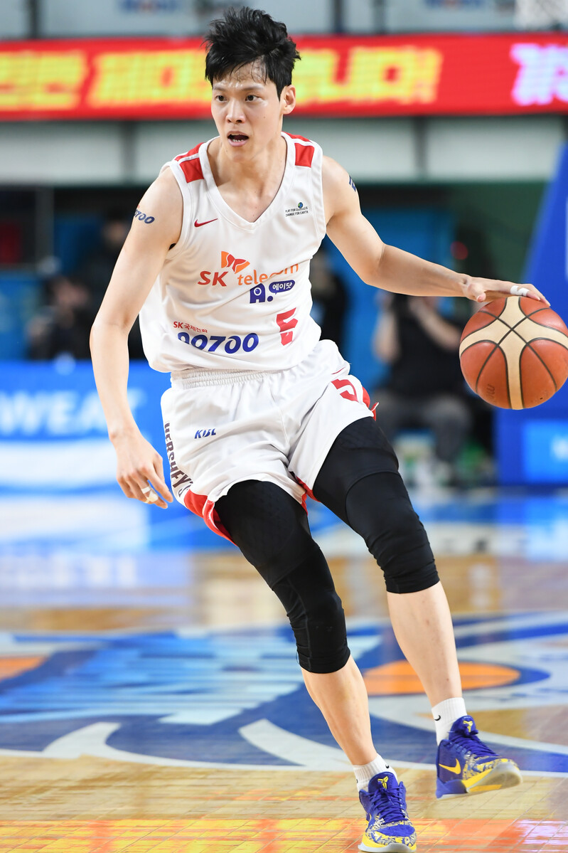 '플래시 썬' SK 김선형, 정규리그 7,300점 달성 … KBL 13번째 기록