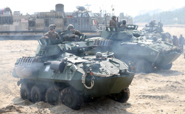 ‘돌격 앞으로’···적해안 가장 먼저 들어가는 한국형 상륙돌격장갑차(KAAV)[이현호 기자의 밀리터리!톡]