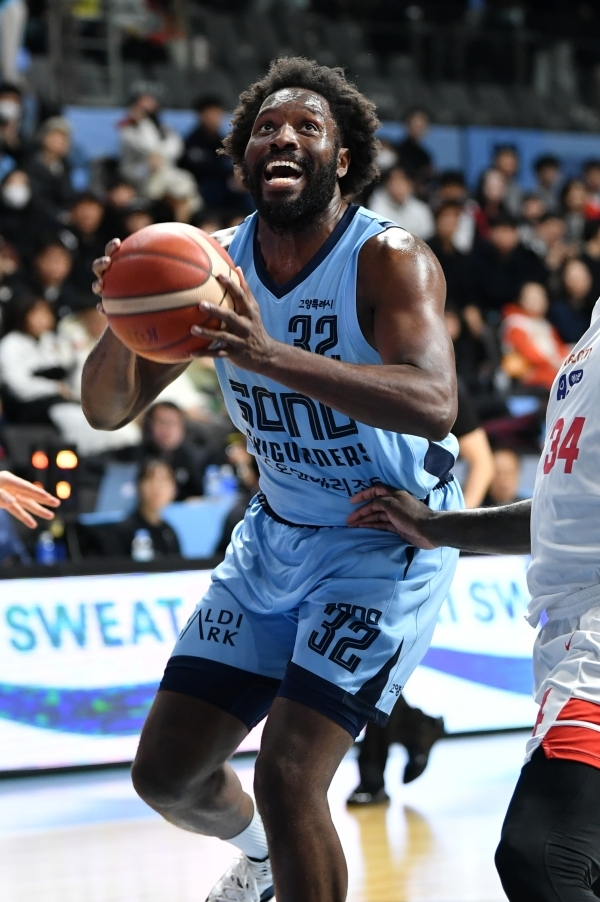 소노 현 전력에 ‘불만 가득’ 오누아쿠, ‘백전노장’ 카바노가 달래줄까? DB전 출격 예고 “20분 정도 뛸 것”