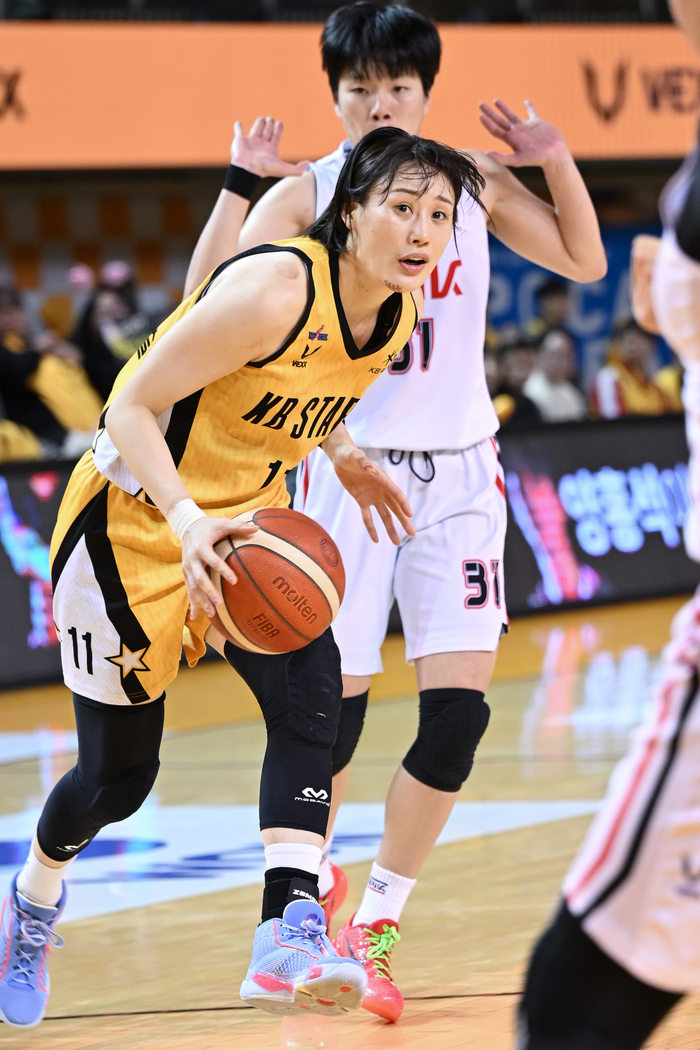 강이슬, 연속 3점포로 추격에 찬물···KB, BNK에 완승