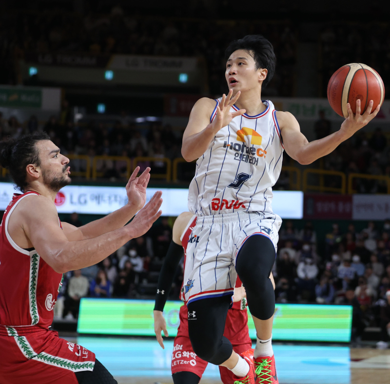 ‘라건아 31점+허웅 21점 폭발’ KCC, LG 격파→6연승 질주…‘배스 트리플더블’ KT는 정관장 꺾고 연패 탈출