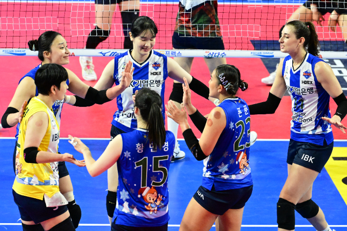 IBK기업은행, 선두 현대건설 10연승 저지…우리카드는 1위로 반환점