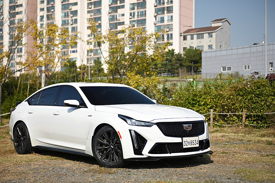 숨김 없는 677마력의 강렬함, 그리고 검은 날개 - 캐딜락 CT5-V 블랙윙[별별시승]