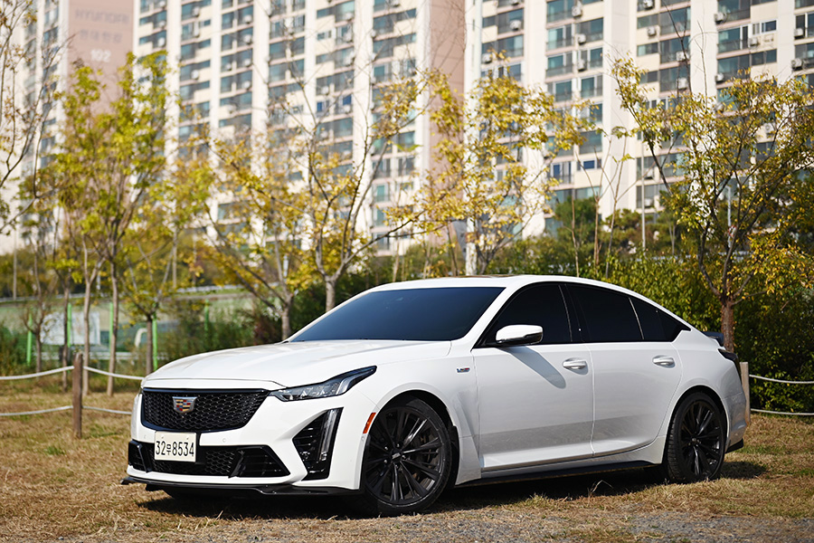 숨김 없는 677마력의 강렬함, 그리고 검은 날개 - 캐딜락 CT5-V 블랙윙[별별시승]