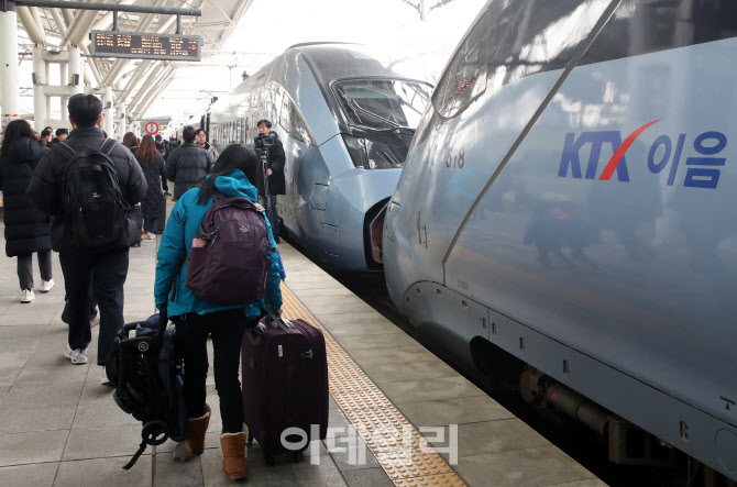 [포토] '중앙선 KTX-이음' 이용하는 시민들