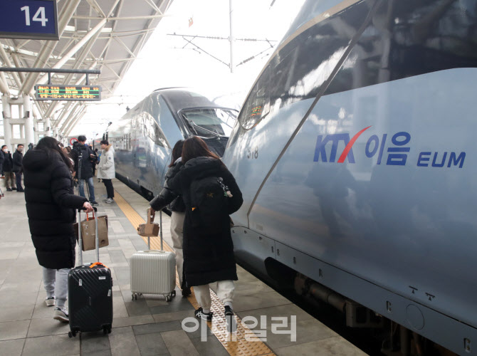 [포토] 서울역에서 '중앙선 KTX-이음' 이용하는 시민들