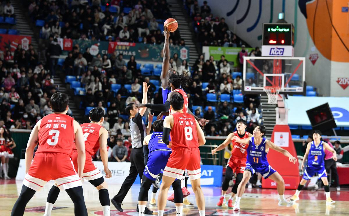 [KBL 프리뷰]우승후보 KCC-SK의 '연승경쟁'…KCC '라운드 전승도?'-'농구영신' 대구에서 만나요