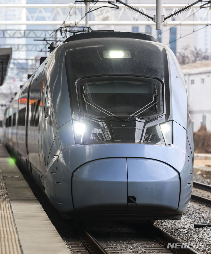 서울역 들어서는 중앙선 안동, 동해행 KTX-이음 열차