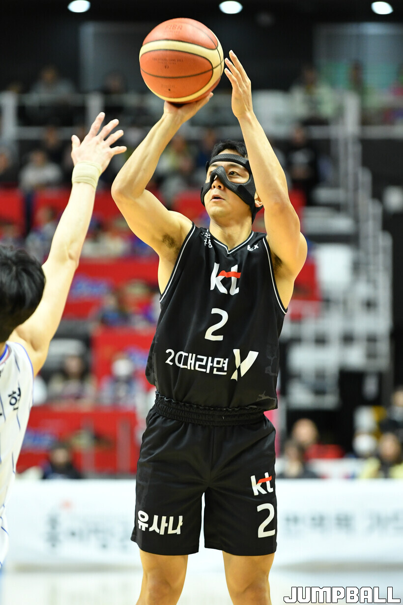 ‘6명 10+점·스틸 15개’ 허훈 돌아온 KT, KCC 8연승 저지하며 공동 3위 도약