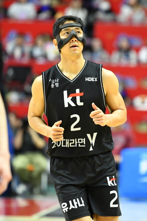 ‘The King’ 허훈의 화려한 복귀! kt, 3563명 만원관중 앞에서 KCC 3R 전승 저지(종합)