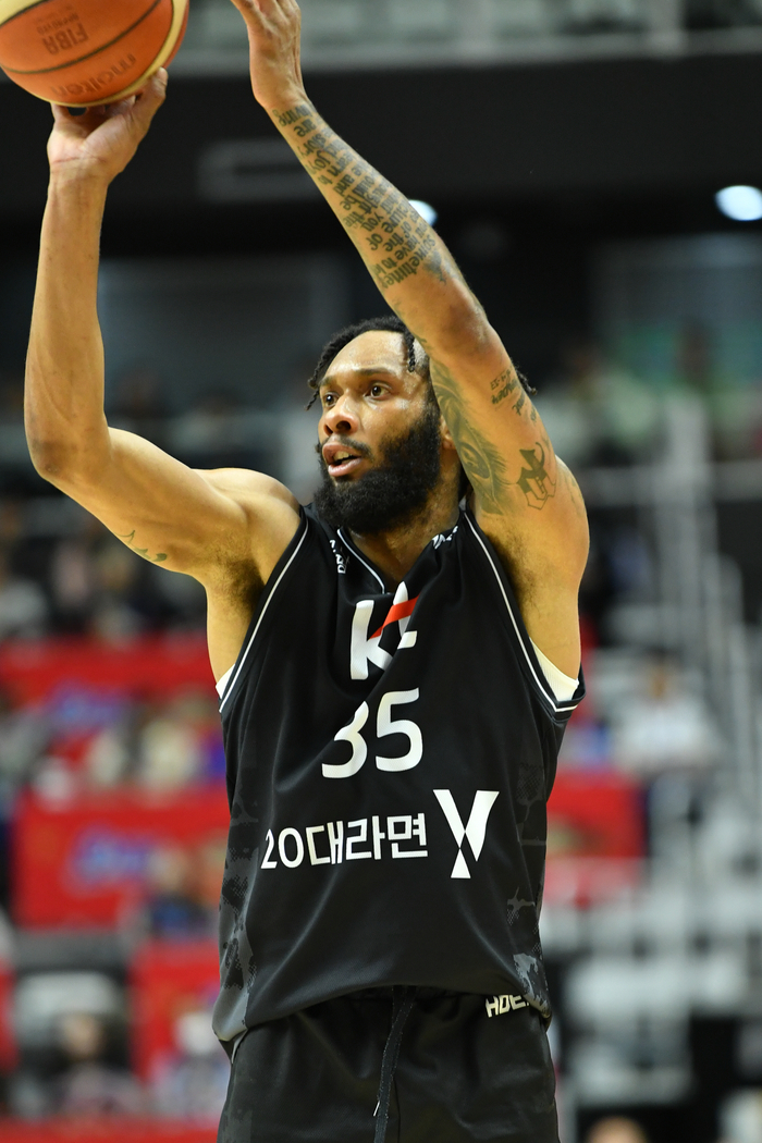 ‘배스 44점’ KT, KCC 또 잡고 3위 도약