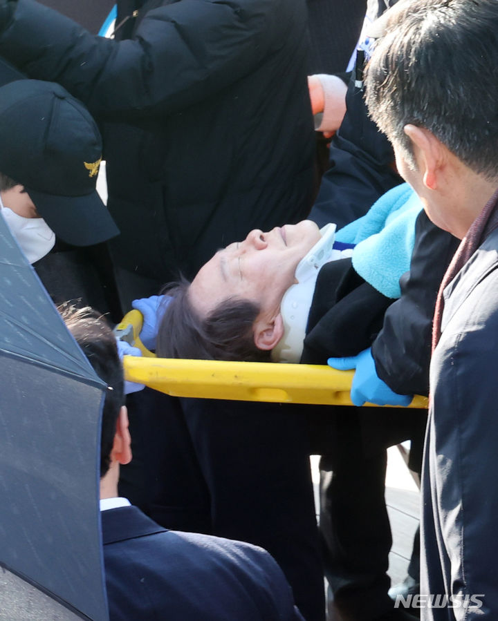 이재명 부산 방문중 피습돼 병원 이송…목 부위 출혈…의식은 있어 종합
