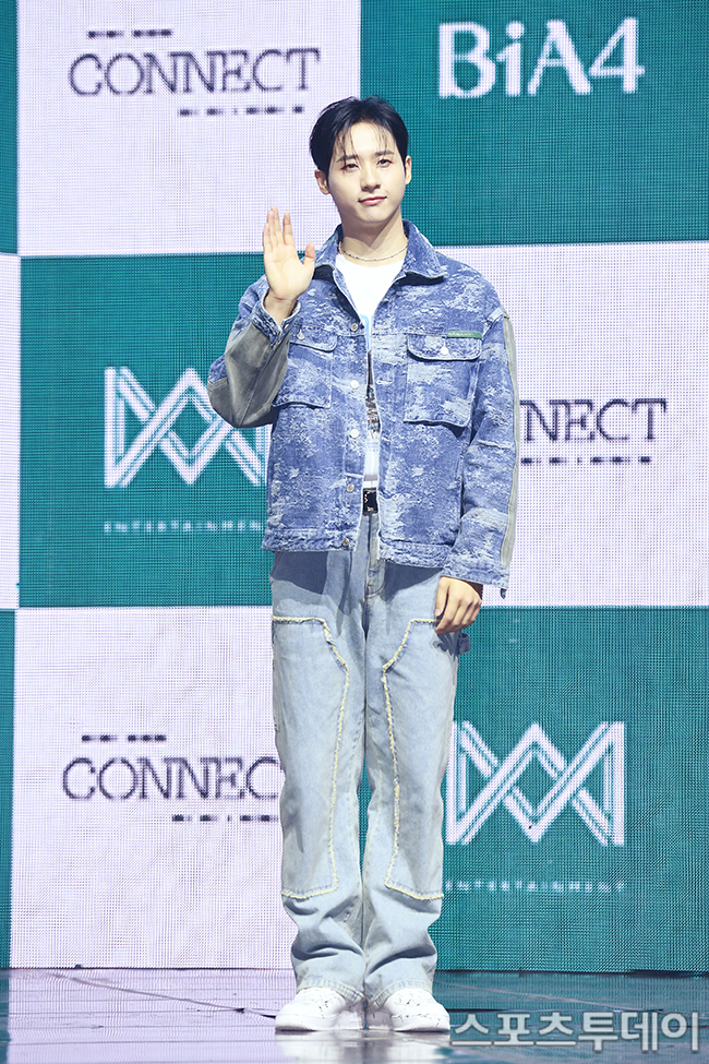 [ST포토] B1A4 신우 '훈훈한 손인사'