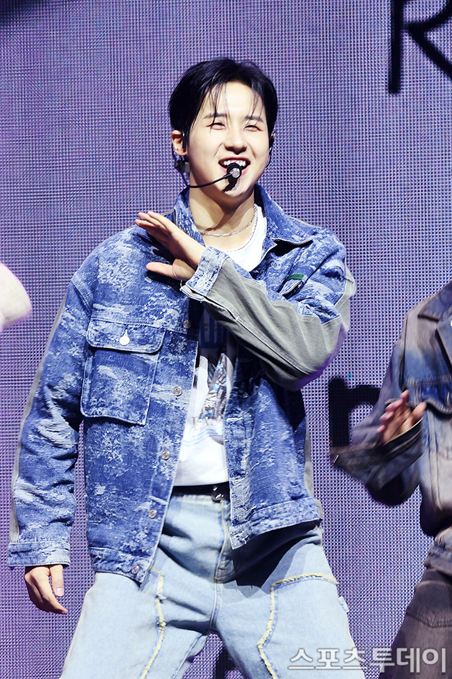 [ST포토] B1A4 신우 '무대 밝히는 미소'