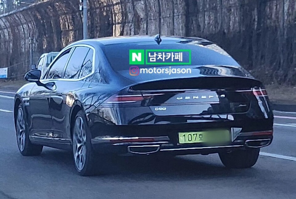 "새로운 부의 상징?" 연두색 번호판 부착한 G90·S클래스, 실물은 이런 모습 | M투데이