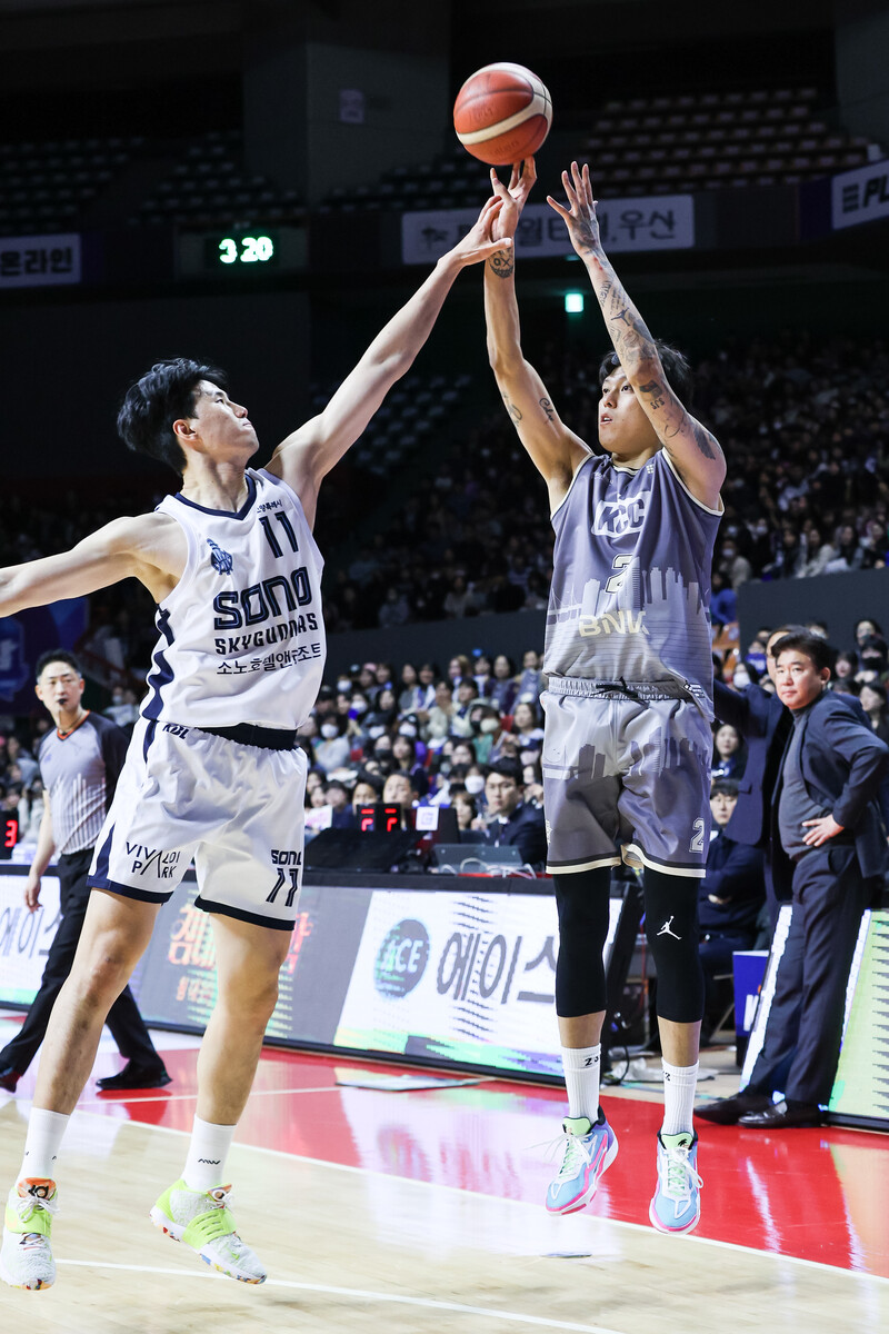 [BK 리뷰] '이호현, 최준용 동반 활약' KCC, 접전 끝에 현대모비스에 승리... 연승 '재시동'