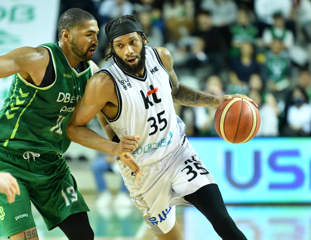 KBL 사상 첫 3라운드 연속 '용병 MVP'가 쏘아올린 경고탄…"한국농구 수준 하락 가속화, 토종은 씨가 마르나"