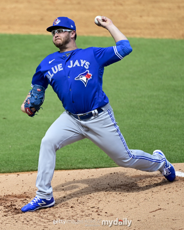 '바우어-이마나가'의 ML 복귀·진출 희망…위기의 日 요코하마, 최고 157km '류현진 前 동료' 품었다