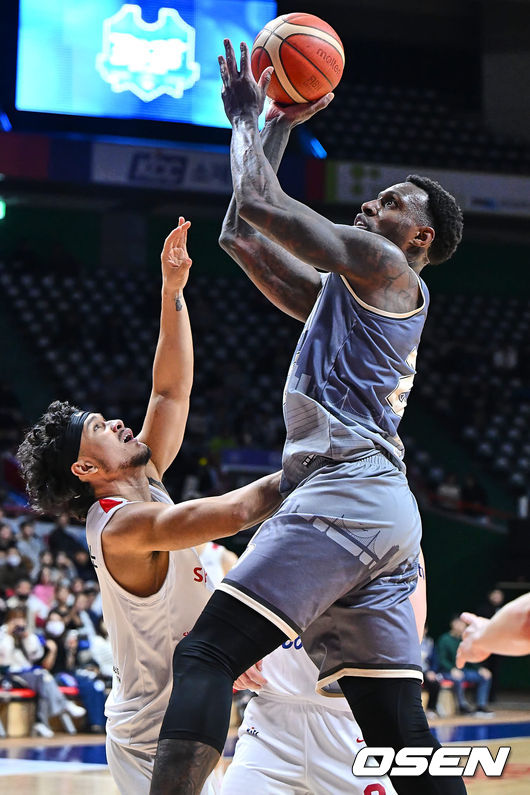 '라건아 통산 득점 2위 등극' KCC, SK 13연승 저지+3연승 질주... 15점차 승리