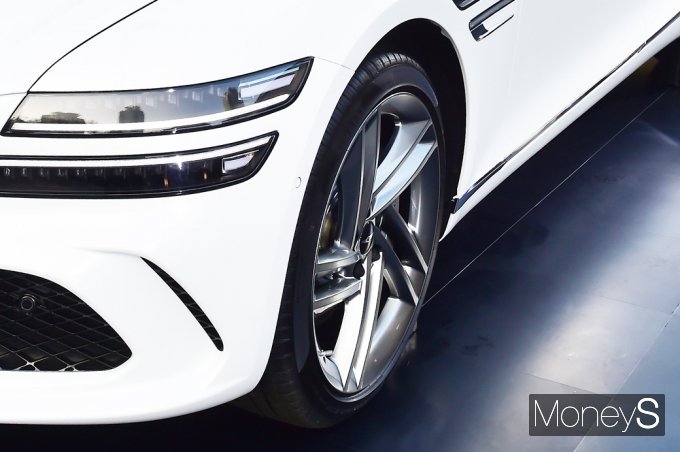 [머니S포토] 신형 제네시스 G80, 헤드램프 'MLA' 기술 탑재