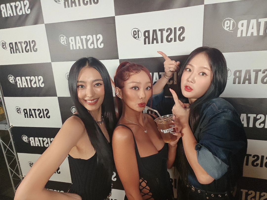씨스타19 보라-효린, 소유와 뽐낸 완벽 비주얼 '데뷔 13년 차' 여전한 우정
