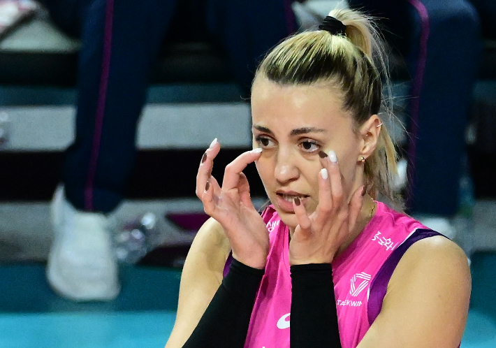 흥국생명 뒤흔든 '옐레나 이슈'…팬들 불만은 왜 커졌나?