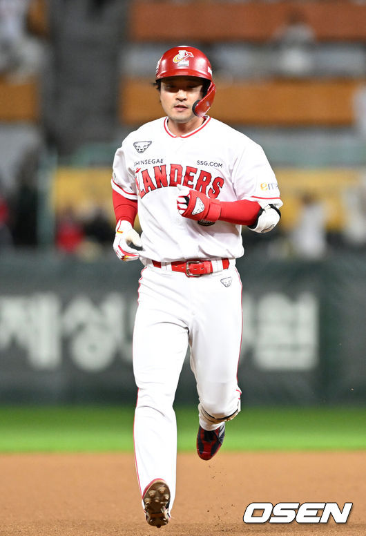 FA 1호 계약하더니 2차 FA는 포기…김성현 SSG 로열티, 3년 6억원 가치 인정받았다