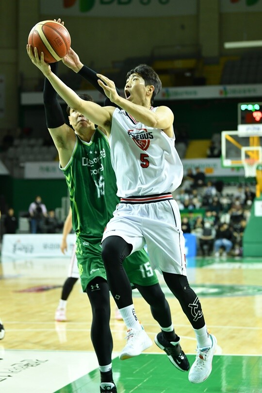 [BK 리뷰] ‘김지완-박무빈 4Q 3점 작렬’ 현대모비스, DB전 시즌 첫 승