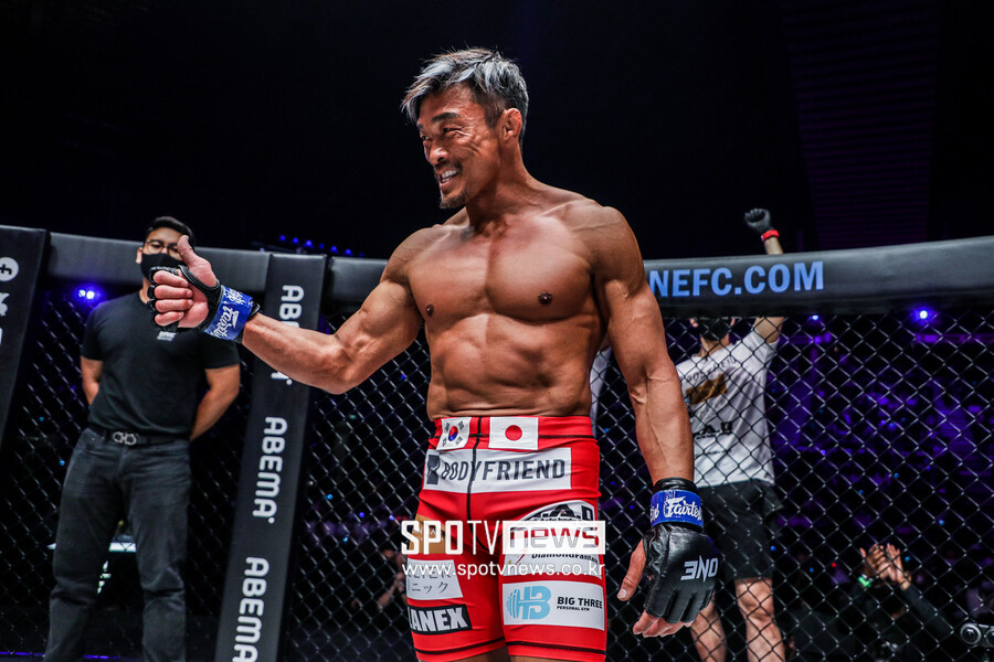 2분 버티기도 역부족…만 48세 추성훈, K-1 출신 킥복서에게 1R TKO패