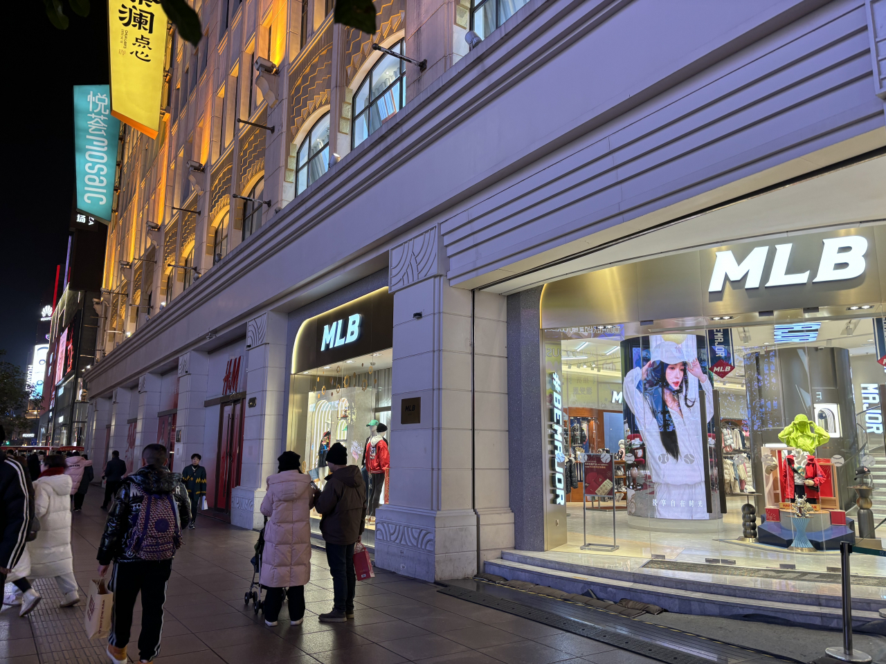 ‘K-패션’ MLB·휠라, 같지만 다른 中 공략법 [언박싱]